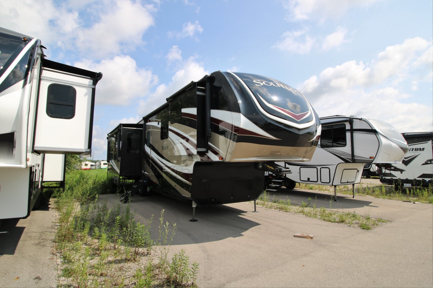 Used Fifth Wheels - Airstreams | Campers London | Travel Trailers for sale