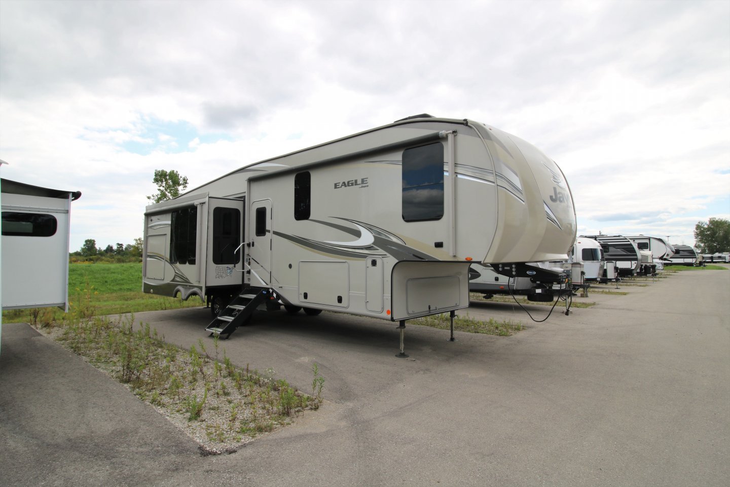 Used Fifth Wheels - Airstreams | Campers London | Travel Trailers for sale