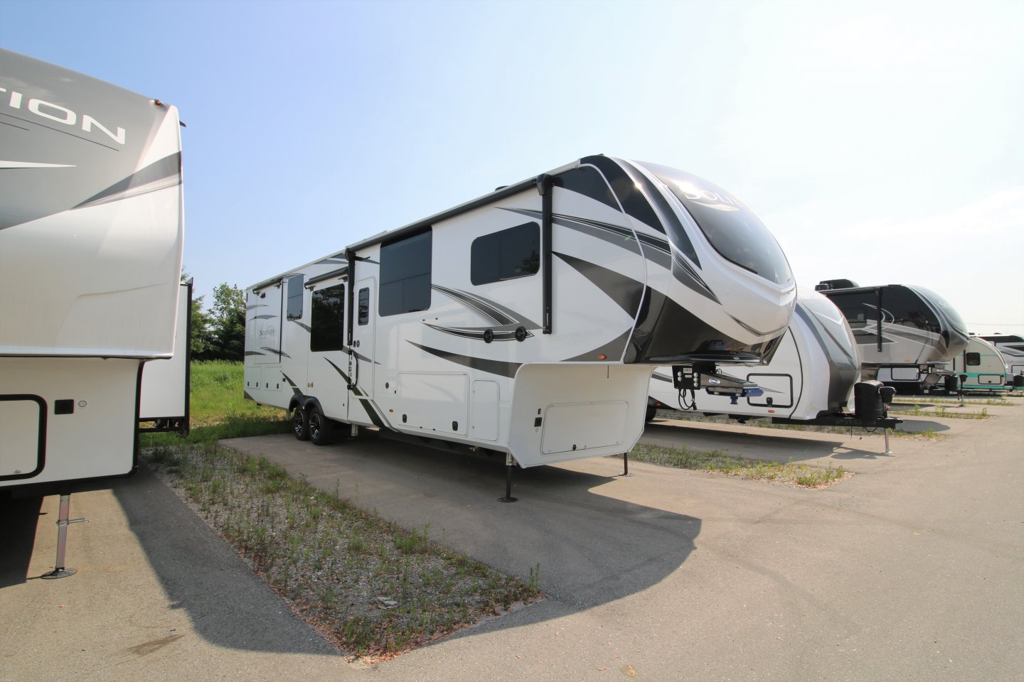 New Fifth Wheels - Airstreams | Campers London | Travel Trailers for sale