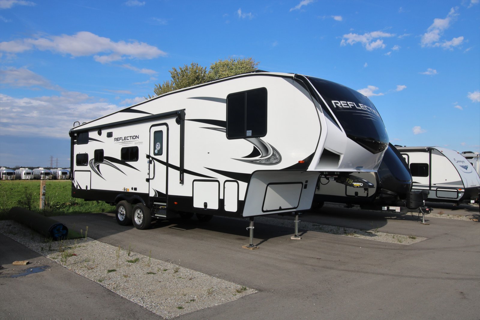 New Fifth Wheels - Airstreams | Campers London | Travel Trailers for sale