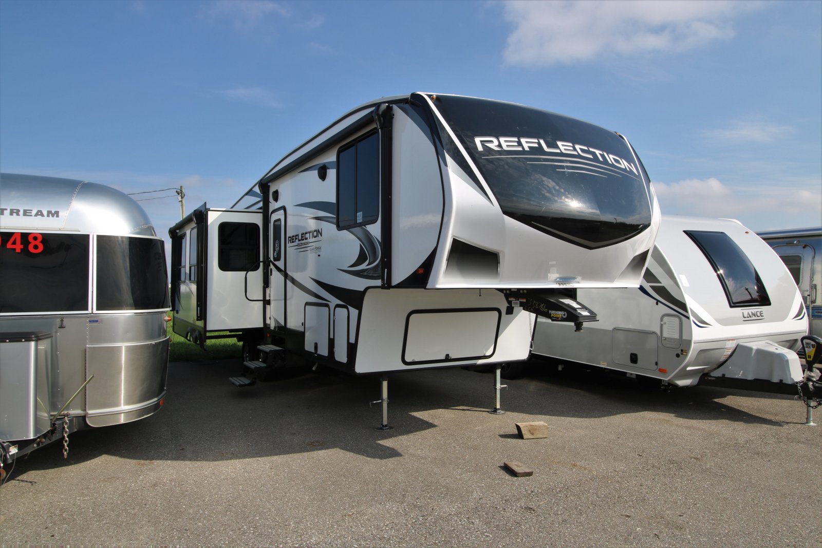 New Fifth Wheels - Airstreams | Campers London | Travel Trailers for sale