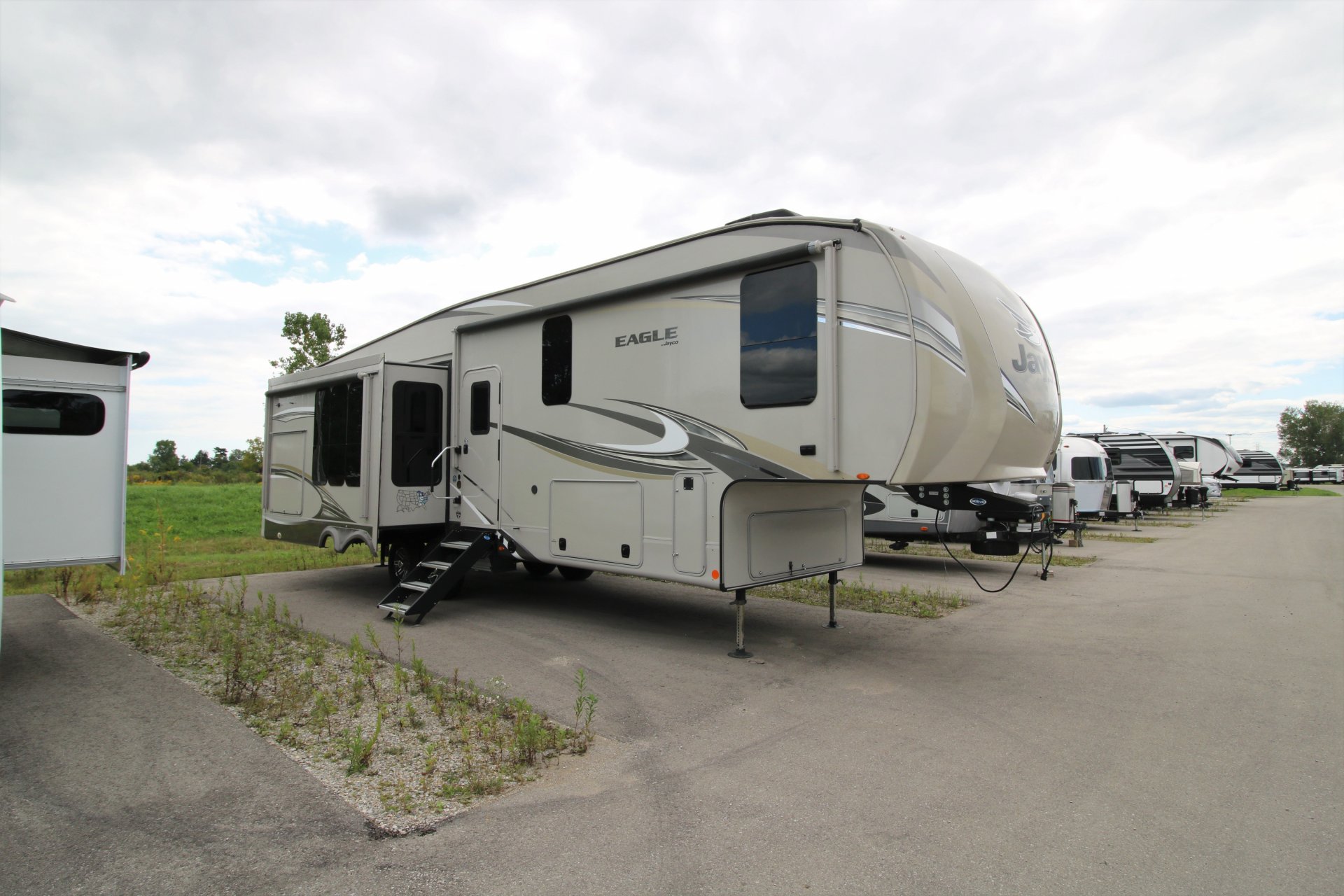 Used Fifth Wheels - Airstreams | Campers London | Travel Trailers for sale