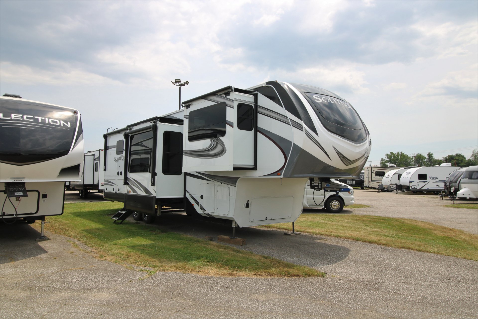 New Fifth Wheels - Airstreams | Campers London | Travel Trailers for sale