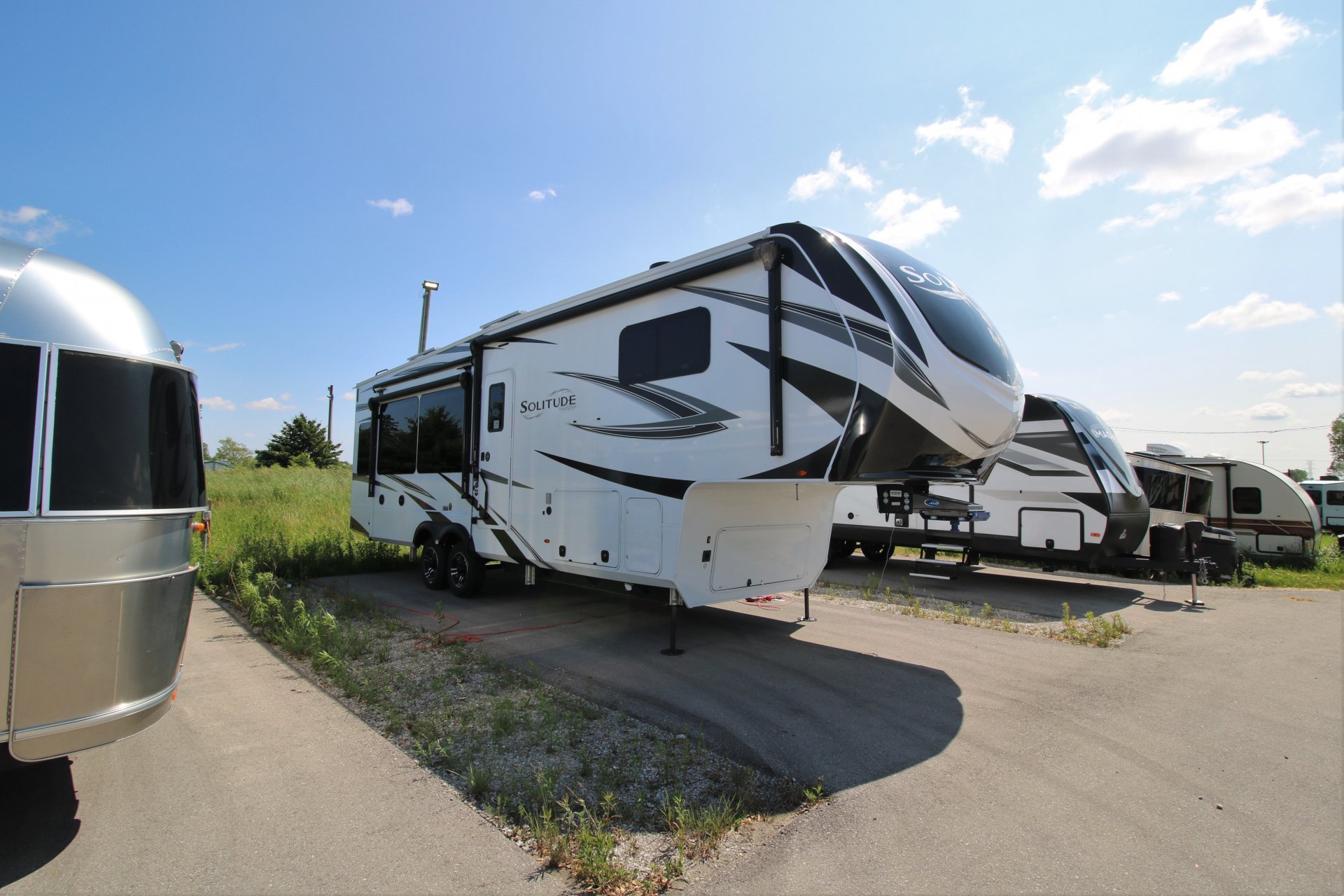New Fifth Wheels - Airstreams | Campers London | Travel Trailers for sale