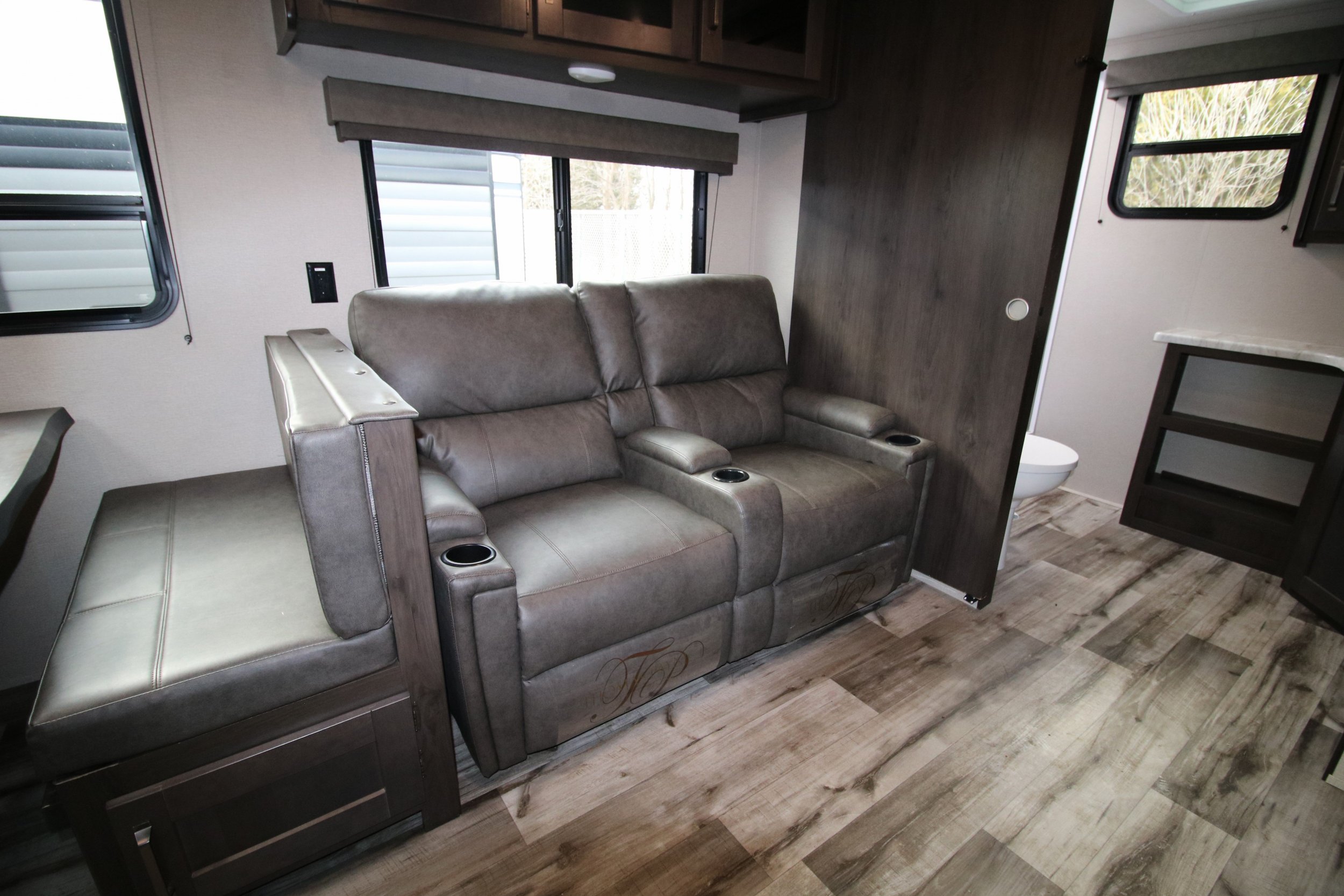 2023 GRAND DESIGN TRANSCEND XPLOR 260RB - Airstreams | Campers London ...